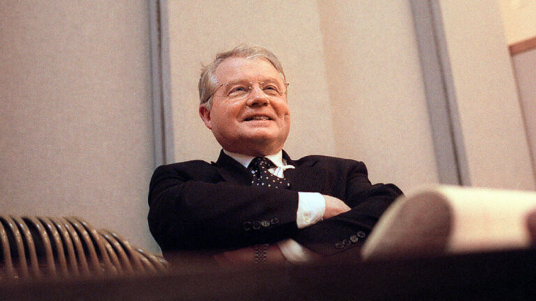 Nobel-Winning Co-Discoverer of H.I.V., Dies at 89 - Glink English